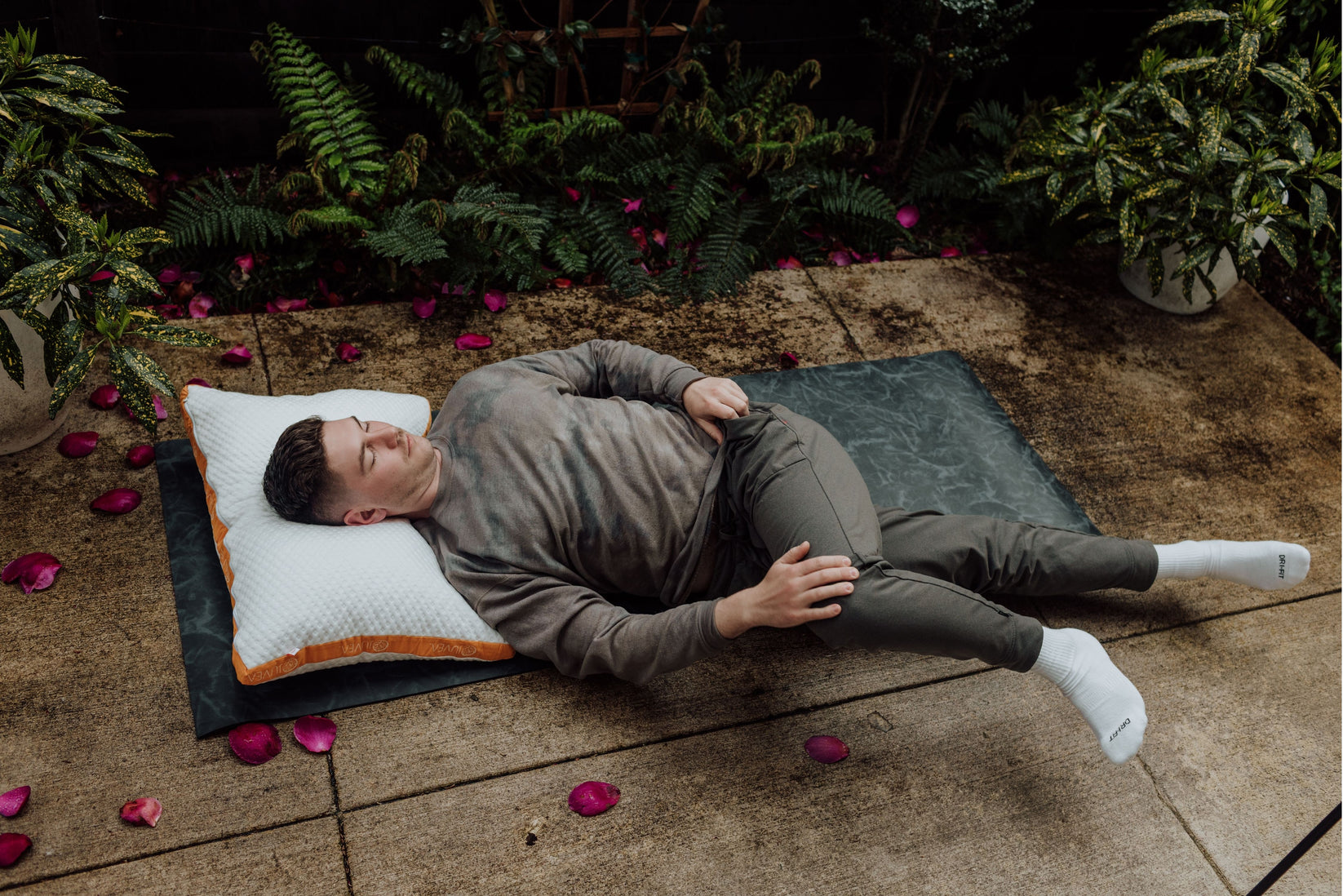 JUVEA® Curve — Crescent Natural Talalay Latex Pillow